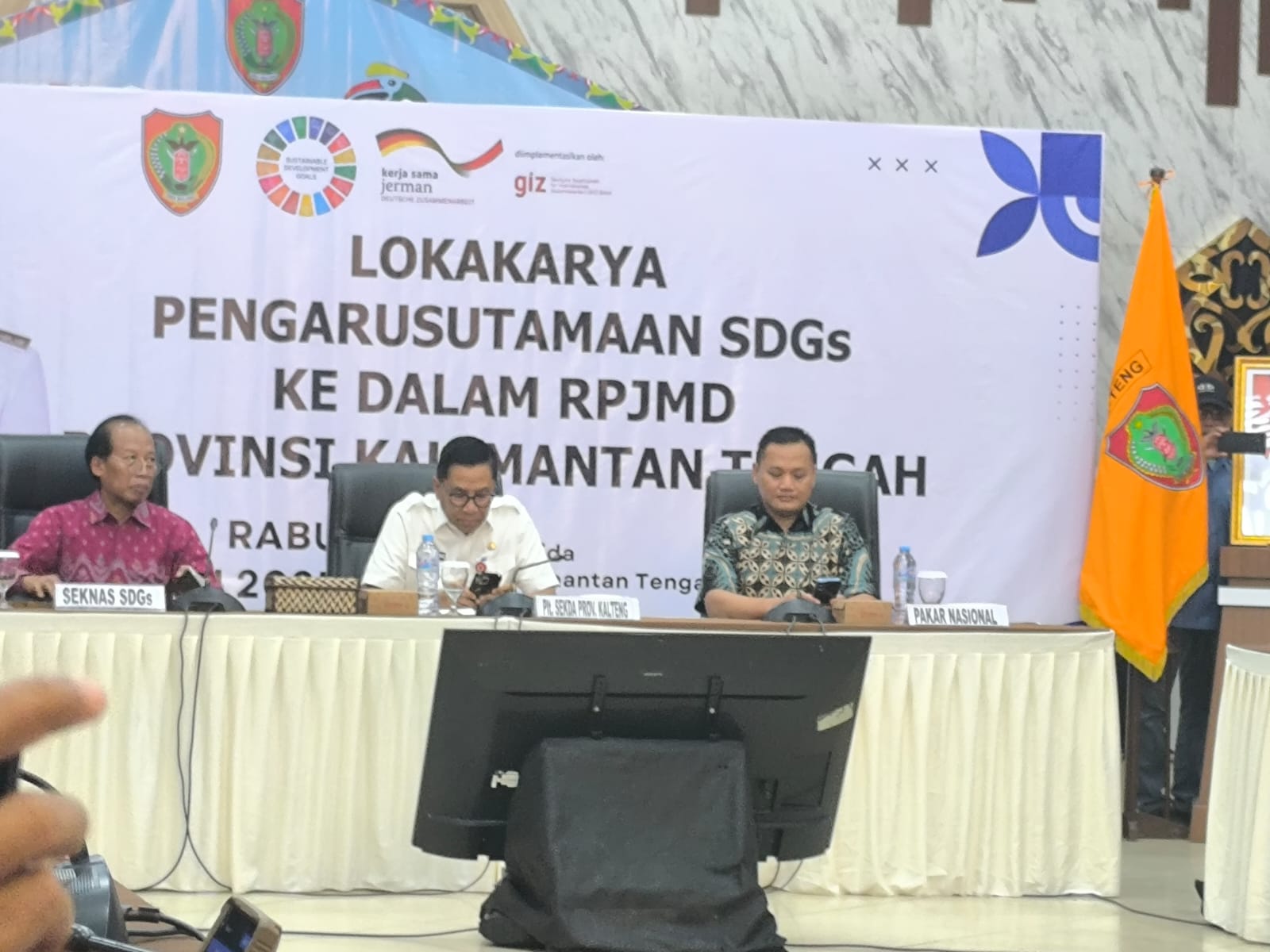 Dinas esdm menghadiri lokakarya pengarusutamaan SDGs ke dalam RPJMD Prov. Kalteng di aula ...