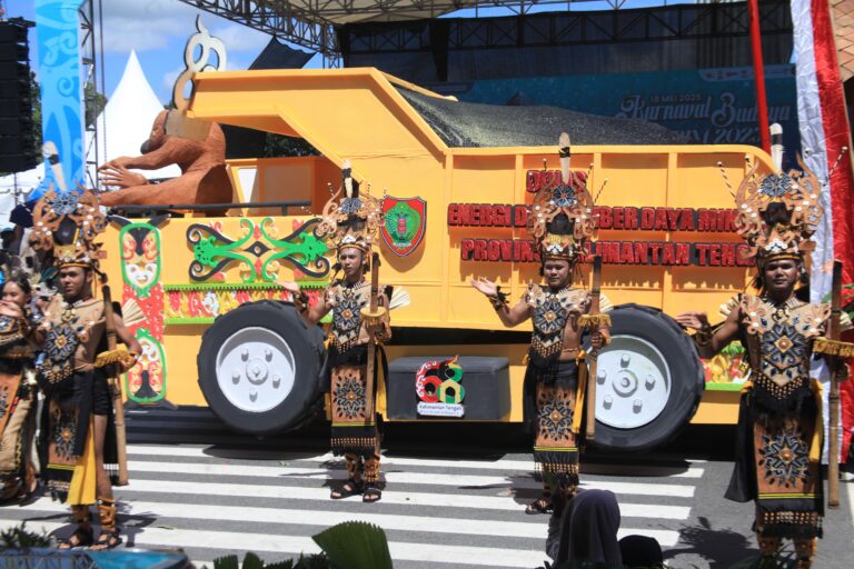 Kendaraan Hias Dinas ESDM Kalteng Curi Perhatian, Usung Empat Simbol ...